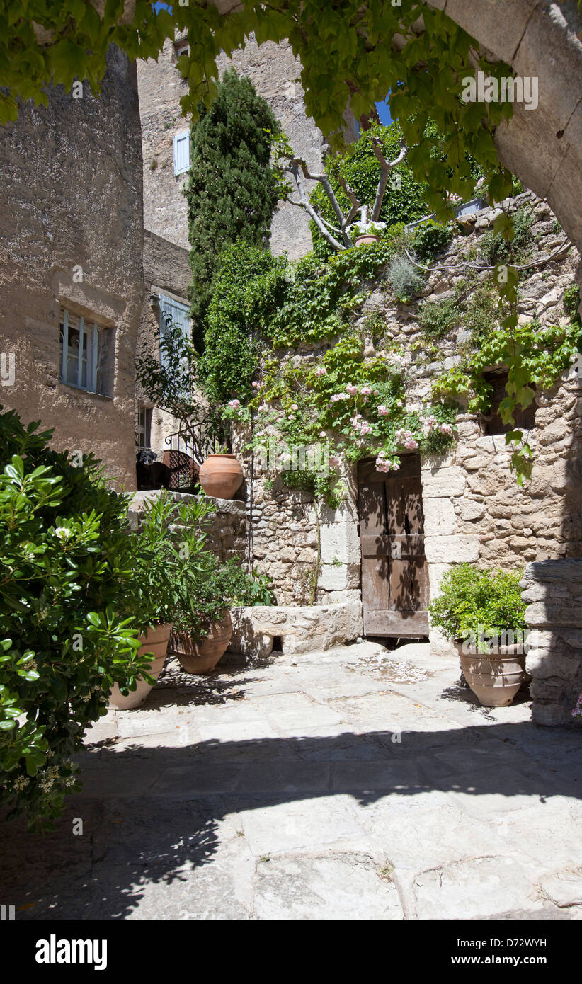 Bonnieux, France, an idyllic courtyard in the old town Stock Photo - Alamy