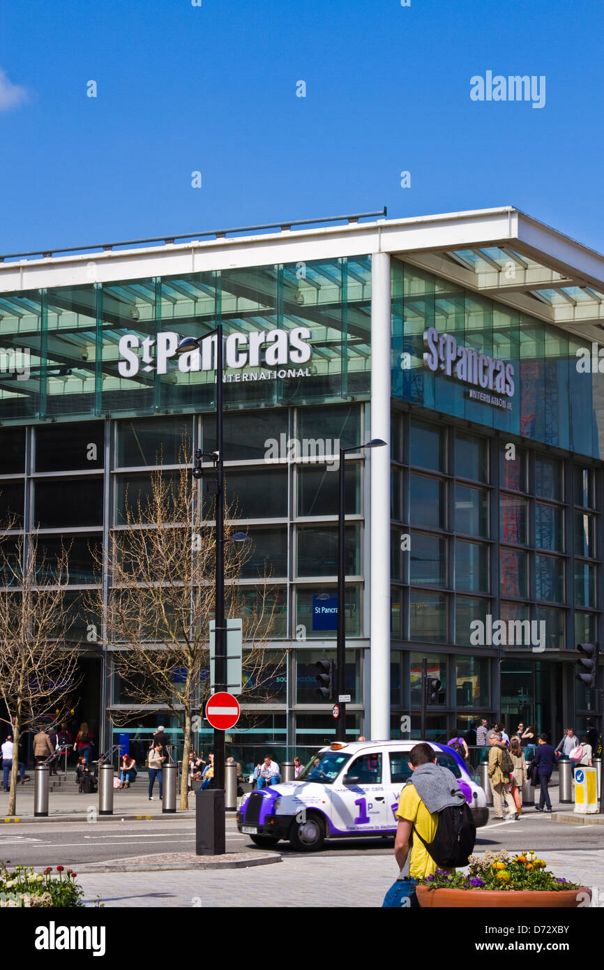 St pancras international railway station entrance hi-res stock ...
