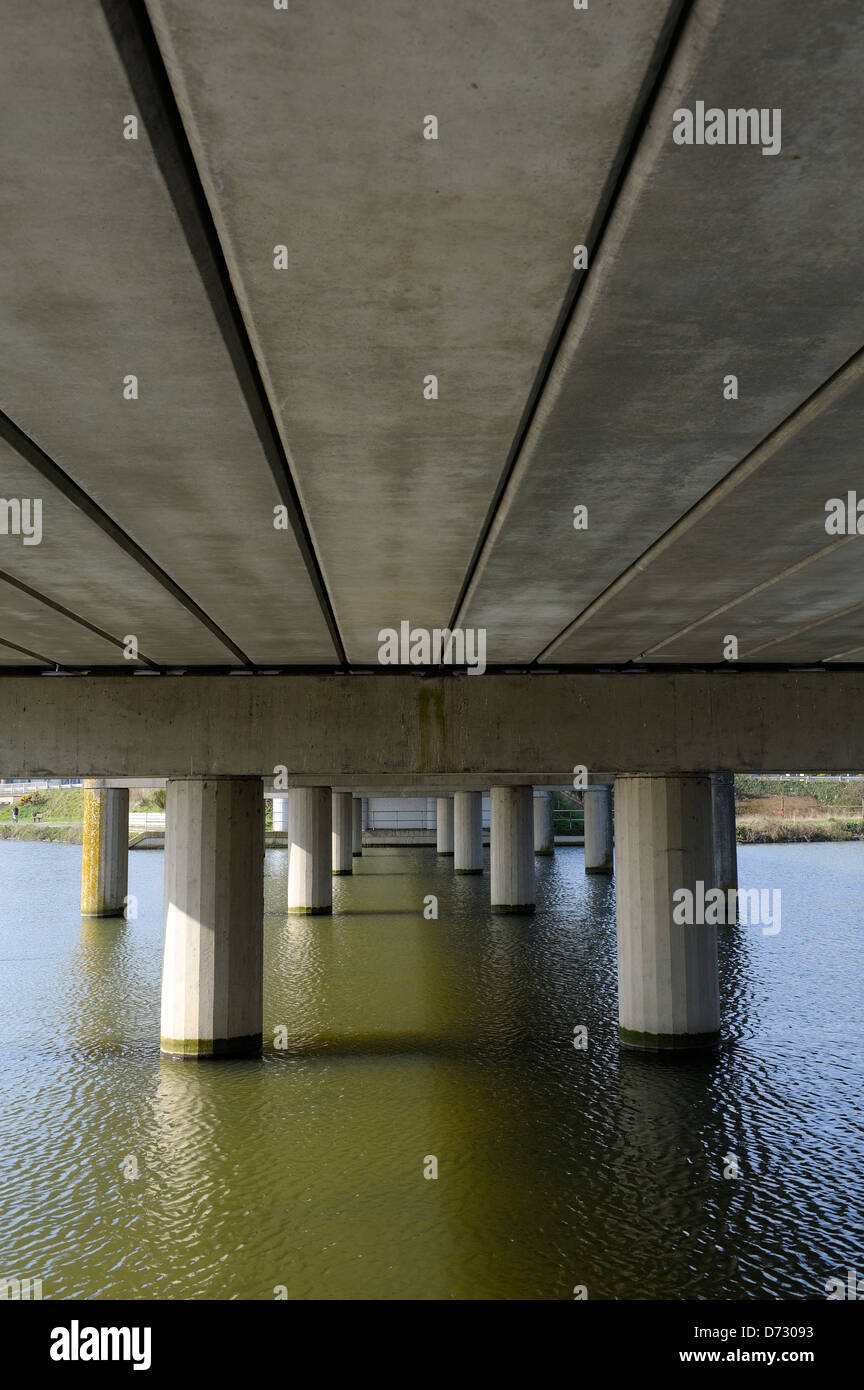Concrete supports hi-res stock photography and images - Alamy
