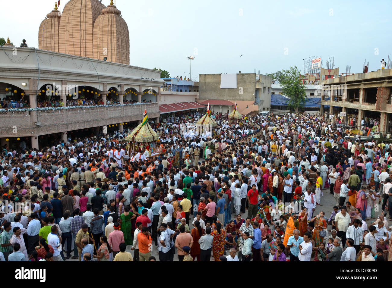 Crowd temple hi-res stock photography and images - Alamy