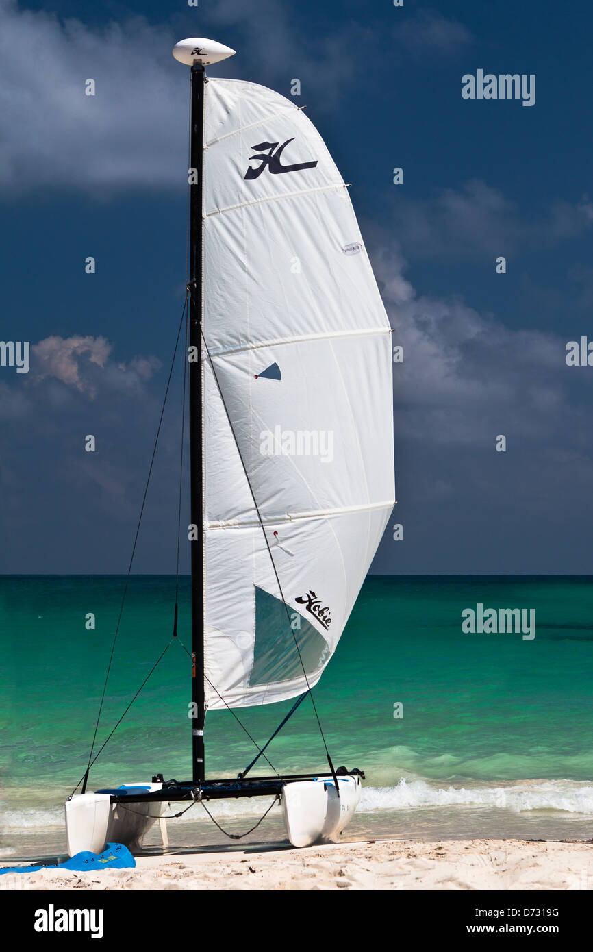 Sailboat on a sandy Caribbean beach Stock Photo - Alamy