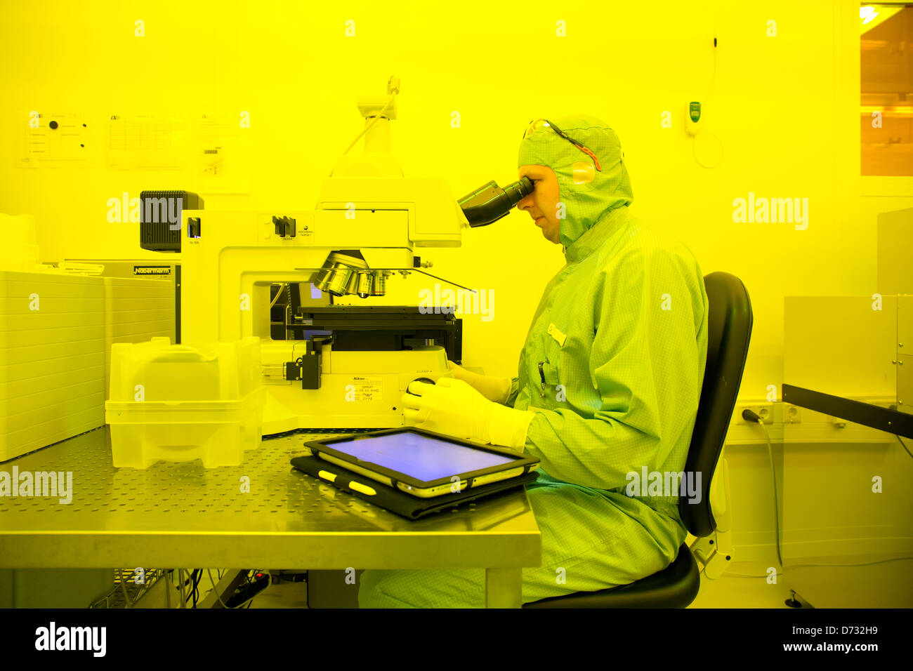 Laboratory life light microscopy hi-res stock photography and images ...