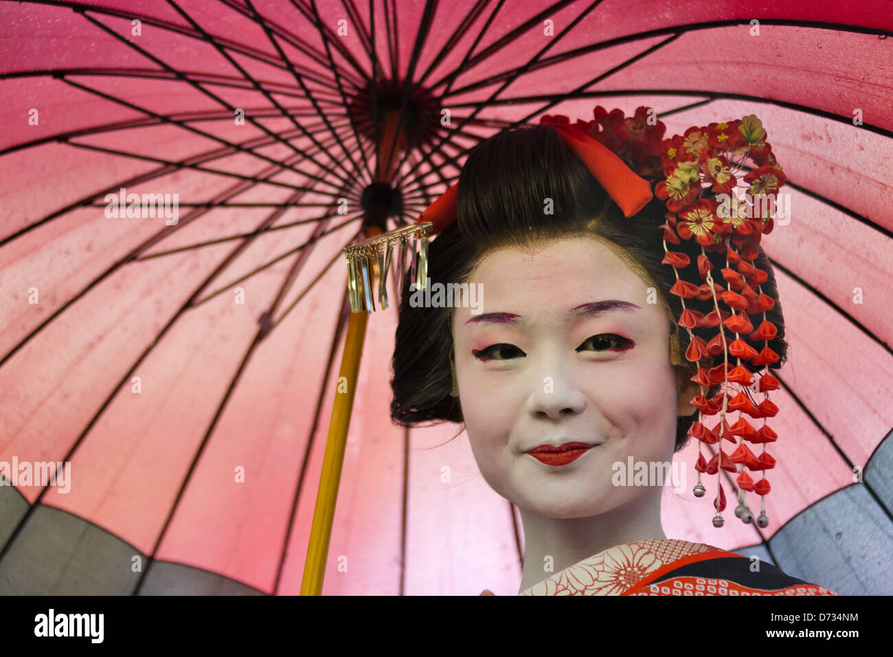 Geisha in kimono with umbrella, Asakusa, Tokyo, Japan Stock Photo - Alamy