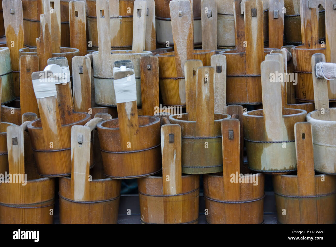 Japanese wooden buckets hi-res stock photography and images - Alamy