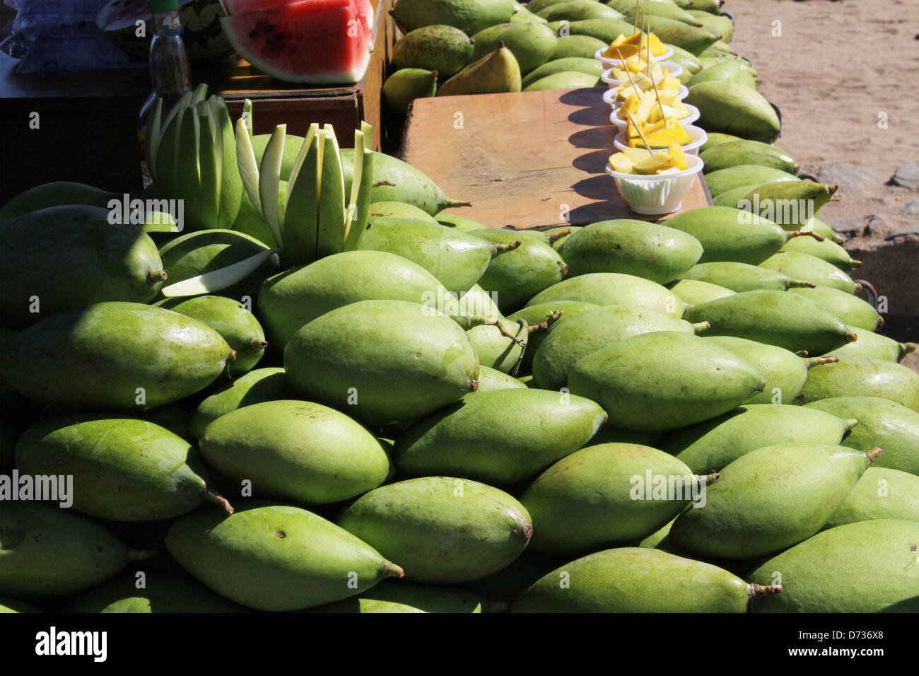 Cut mangoes hi-res stock photography and images - Alamy
