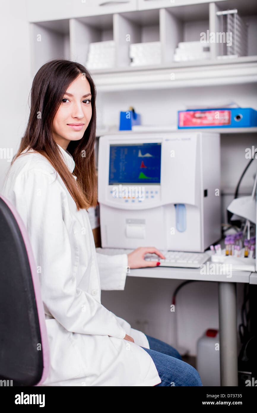 Young woman in the medical laboratory Stock Photo - Alamy