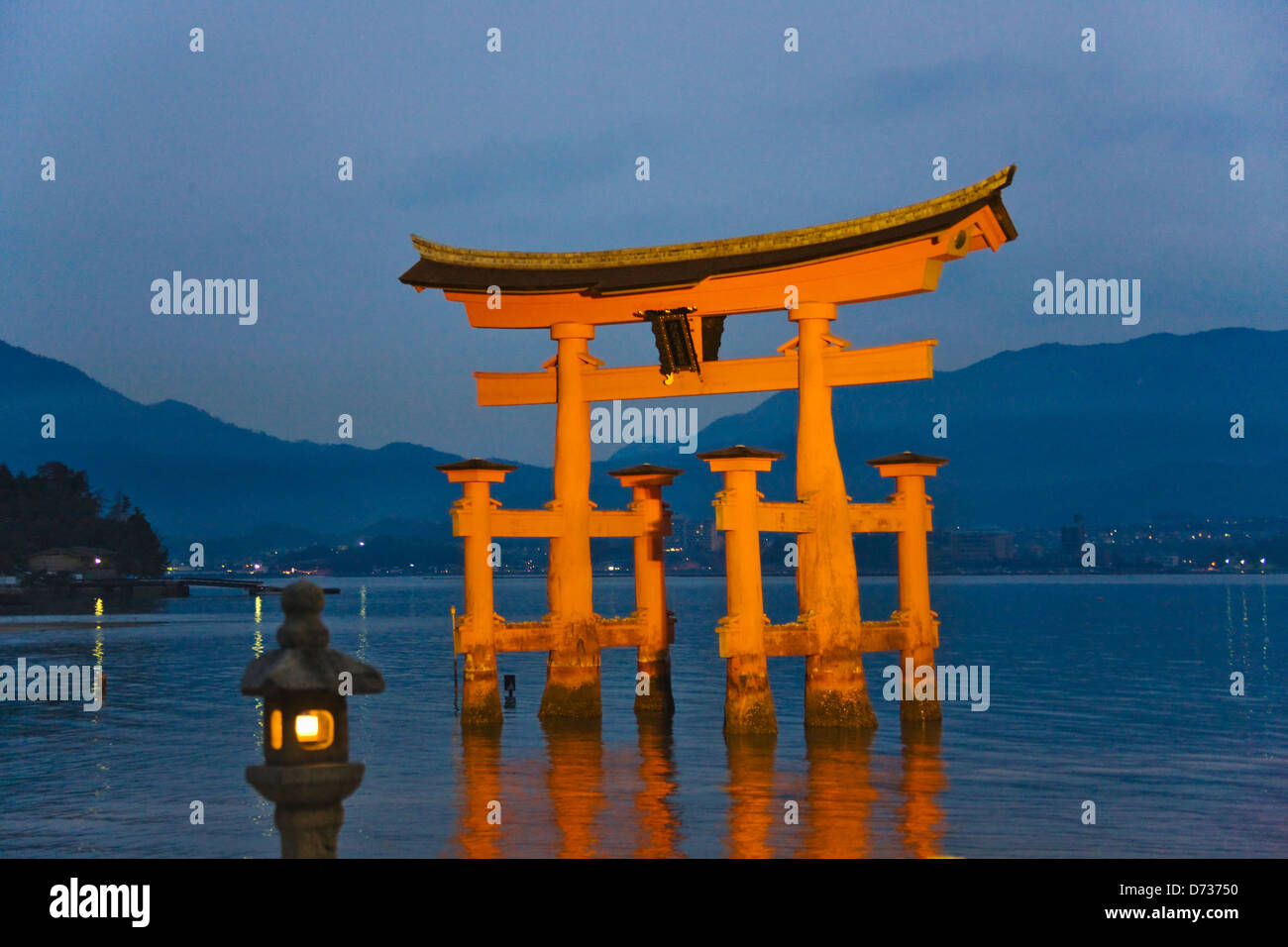 Japanese temple lantern lit night hi-res stock photography and images ...