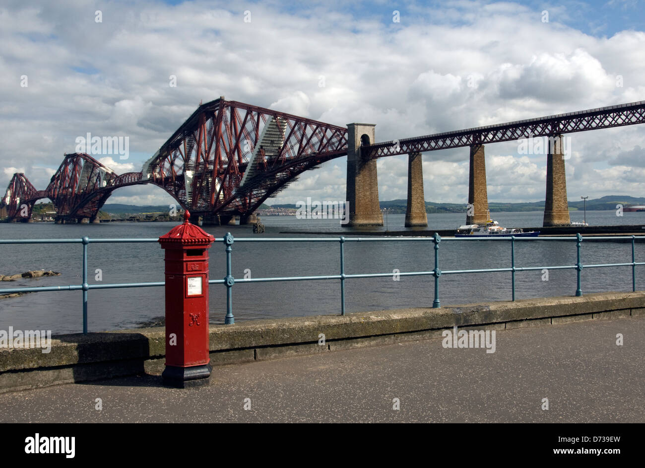 SCOTLAND; EDINBURGH; THE POST BOX AT S.QUEENSFERRY; THE FORTH ...