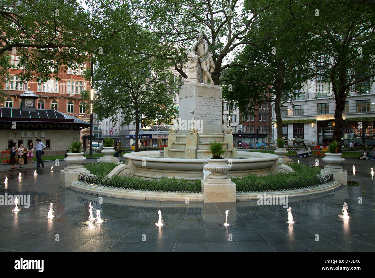 William shakespeare sculpture hi-res stock photography and images - Alamy