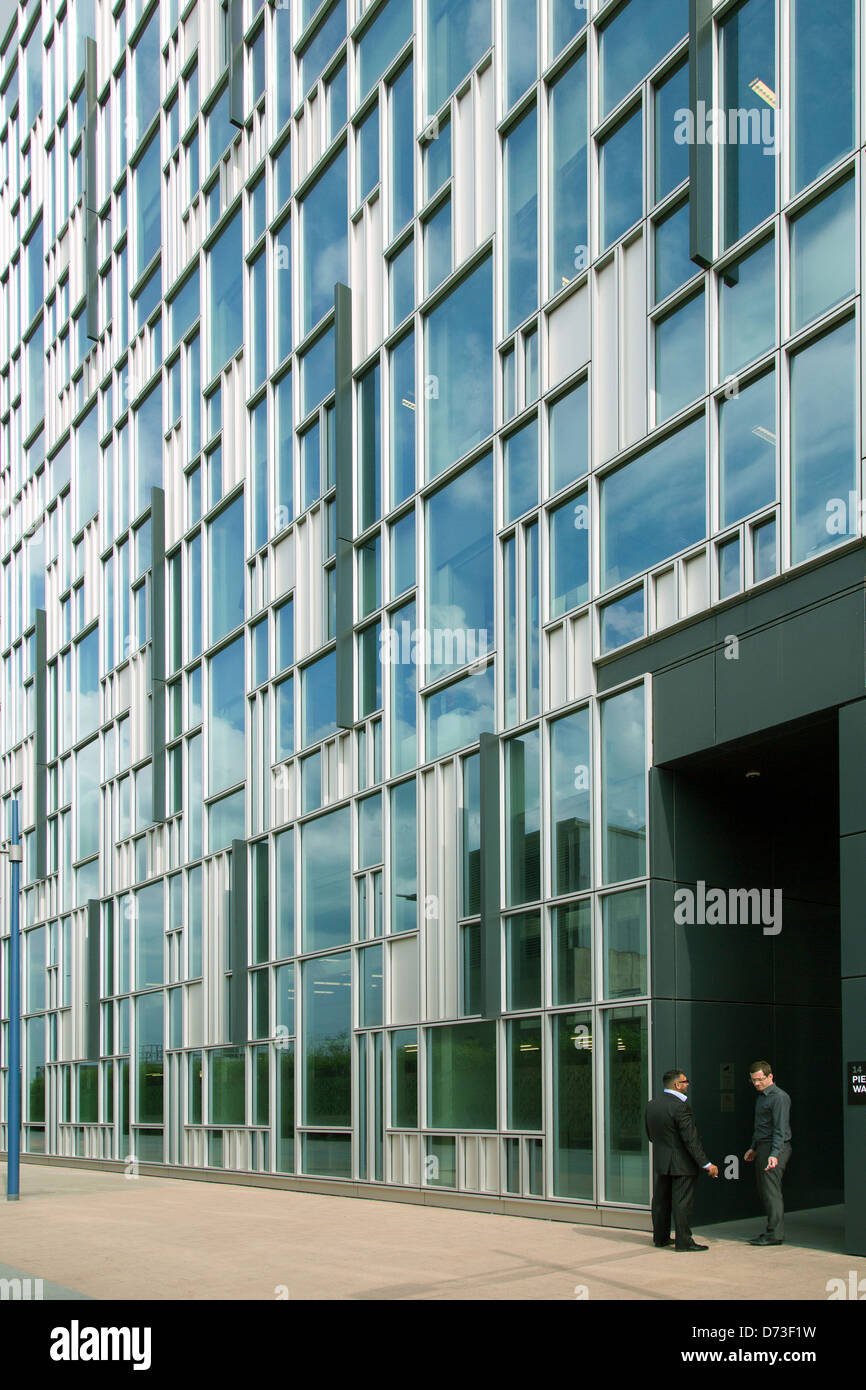 14 pier walk greenwich peninsula hi-res stock photography and images ...