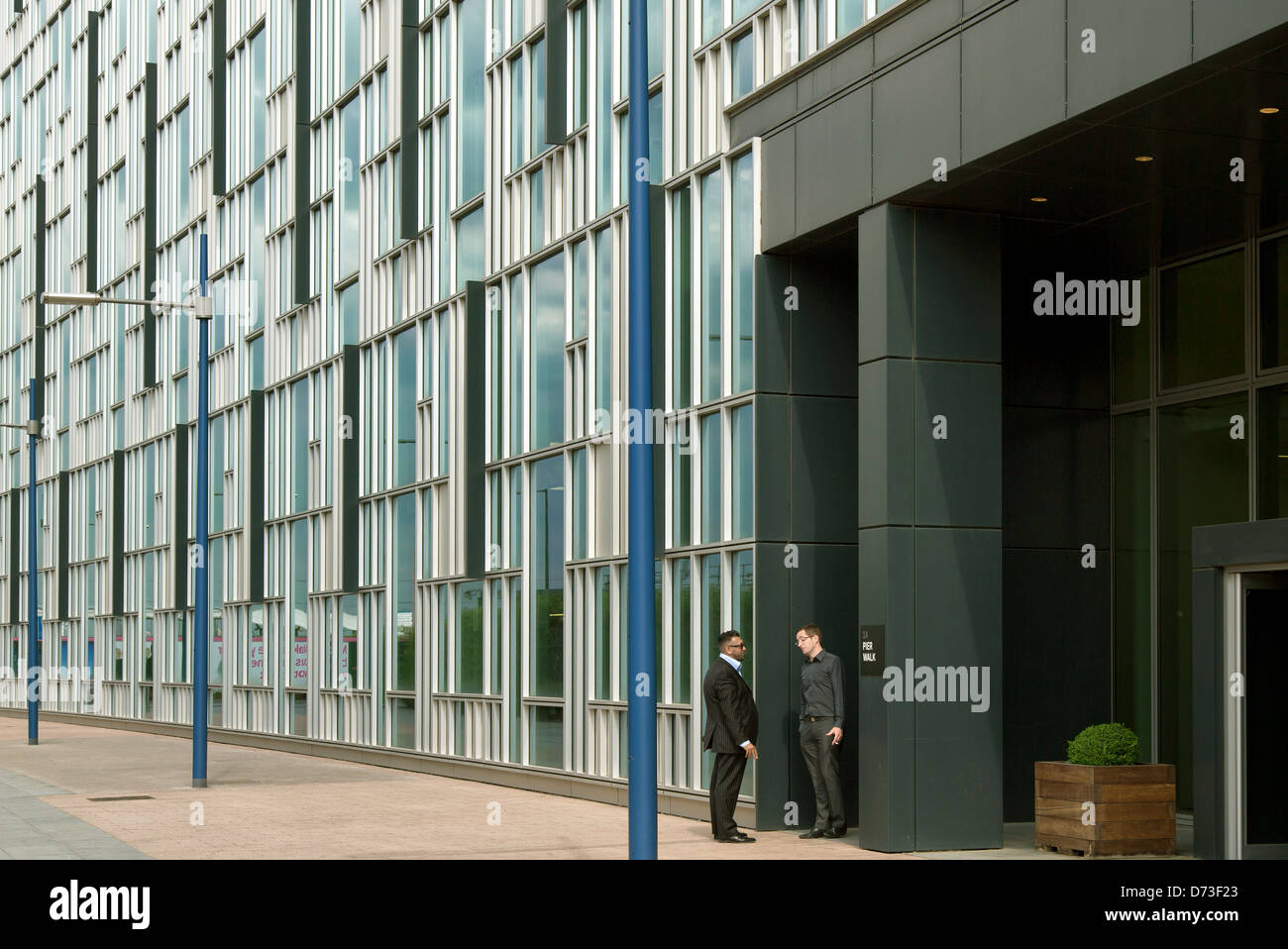14 pier walk greenwich peninsula hi-res stock photography and images ...