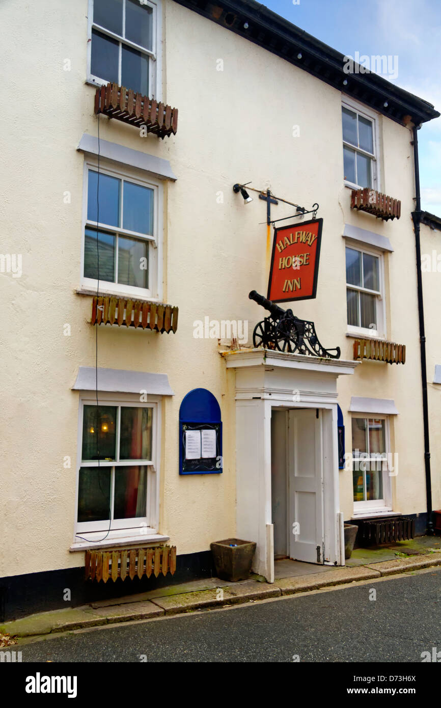 Pub sign halfway house pub hi-res stock photography and images - Alamy