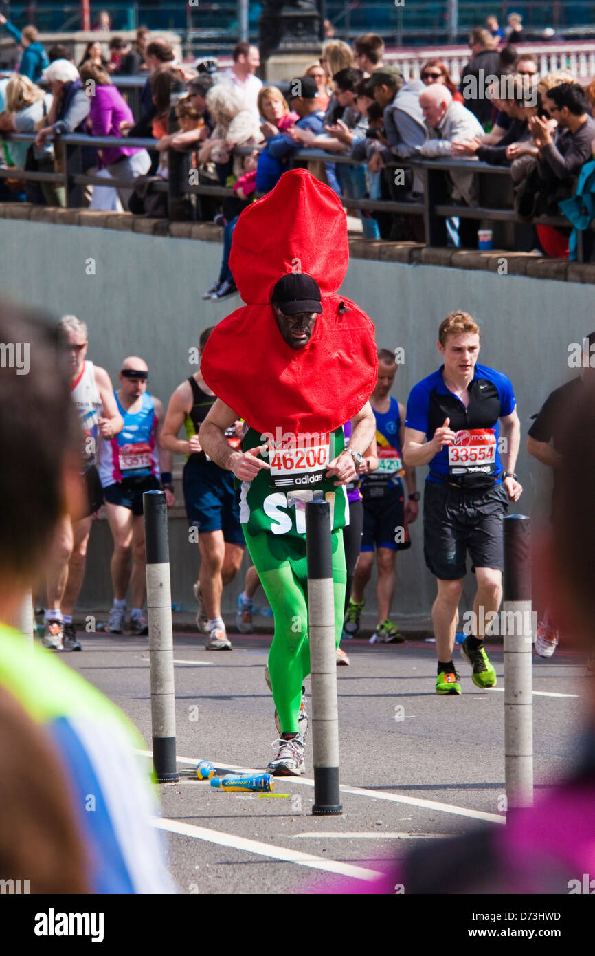 London marathon runners hi-res stock photography and images - Alamy