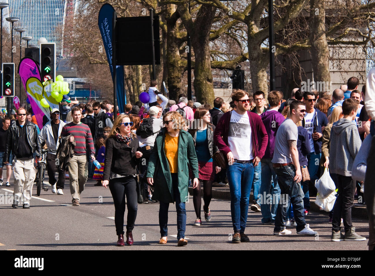 Marathon supporters hi-res stock photography and images - Alamy