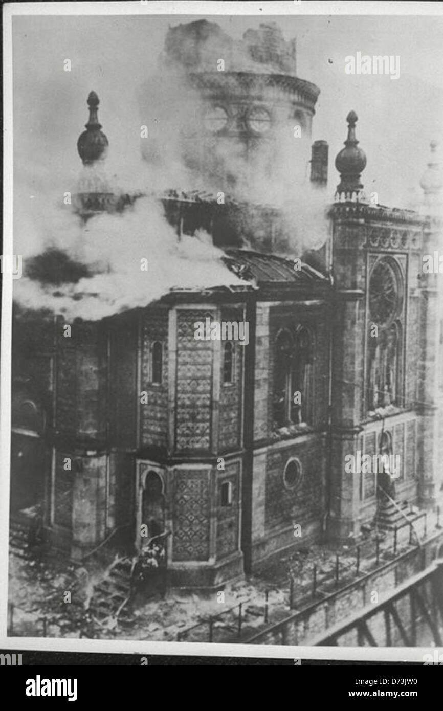Burning synagogue 1938 hi-res stock photography and images - Alamy