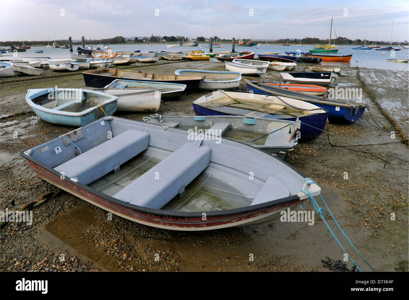 Small boats low tide hi-res stock photography and images - Alamy