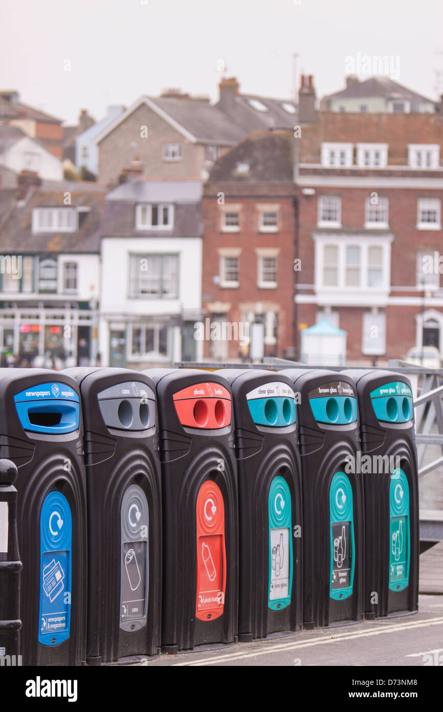 Green glass recycling bin britain uk hi-res stock photography and ...