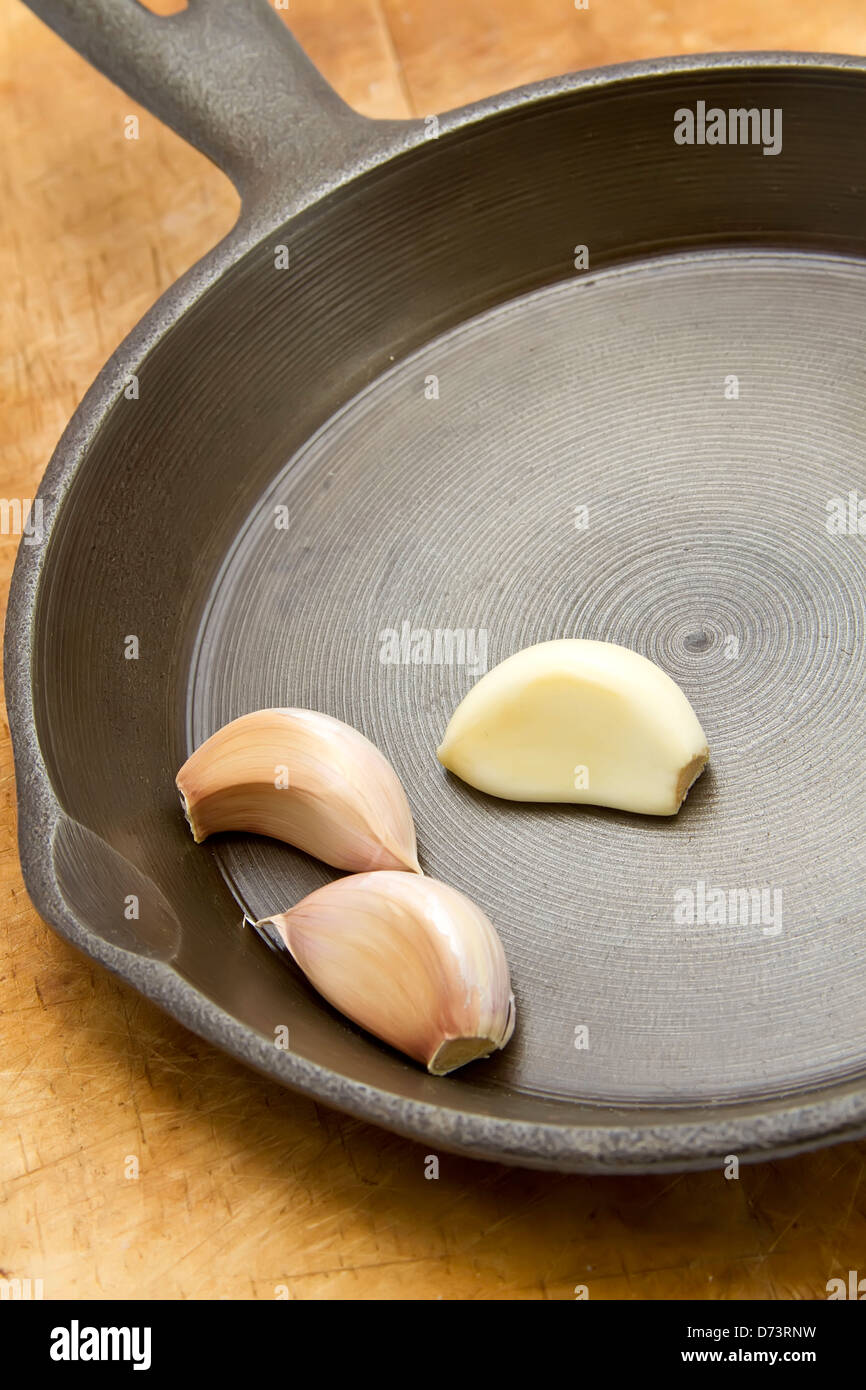 Garlic in Frying Pan Stock Photo - Alamy