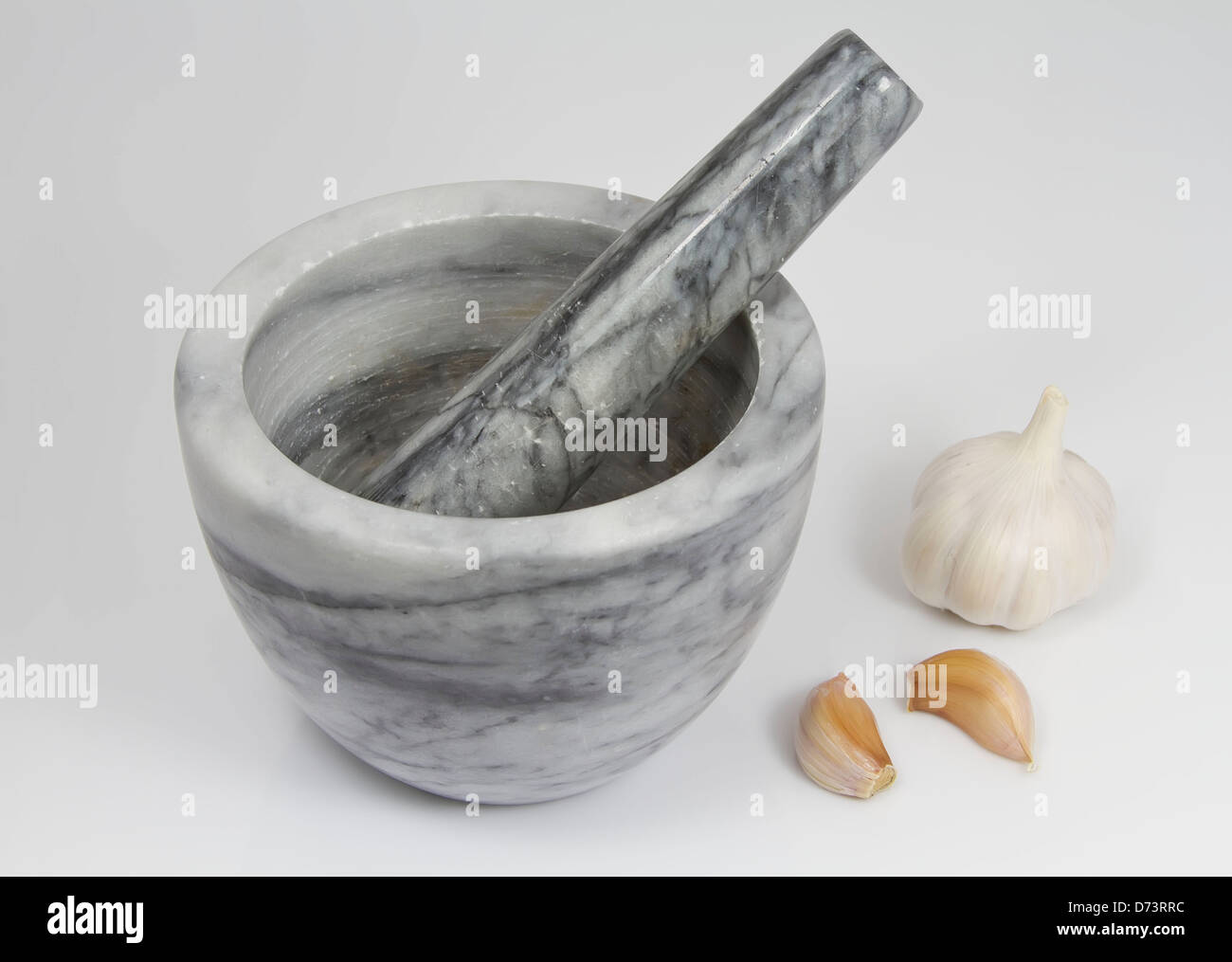 Pestle and Mortar with garlic Stock Photo - Alamy