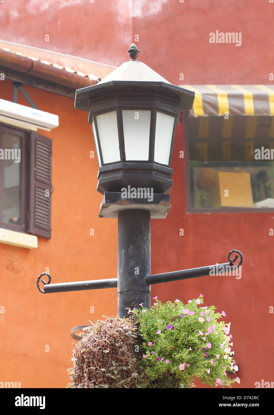 Black victorian lamp post hi-res stock photography and images - Alamy
