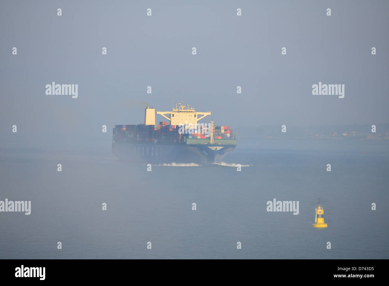 Hyundai Tenacity container ship entering Port of Southampton ...