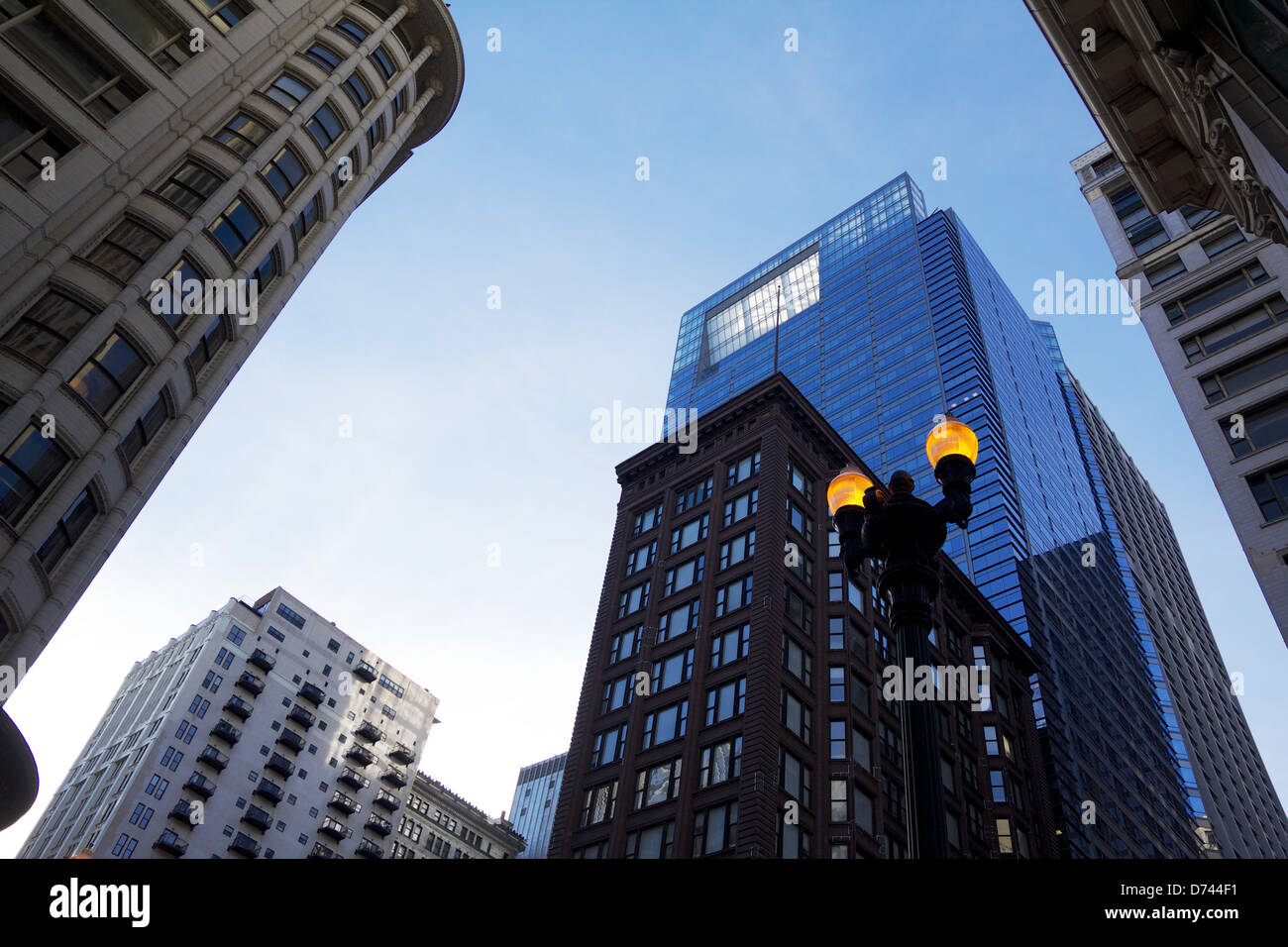 Lower buildings chicago hi-res stock photography and images - Alamy