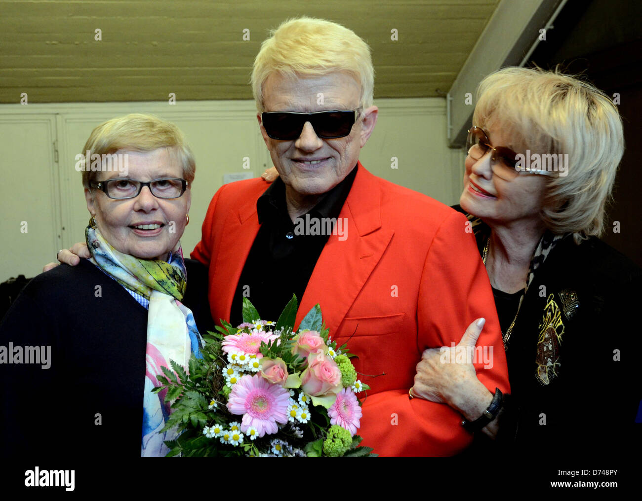 dpa-exclusive - Heino and his wife Hannelore hand a bouquet of flowers ...