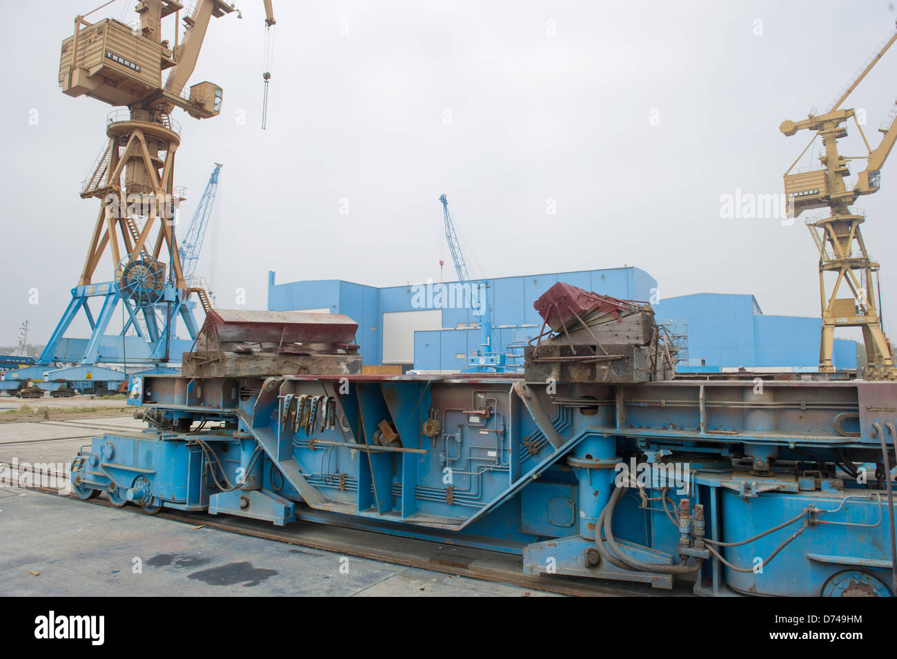 Building facility new ships hi-res stock photography and images - Alamy