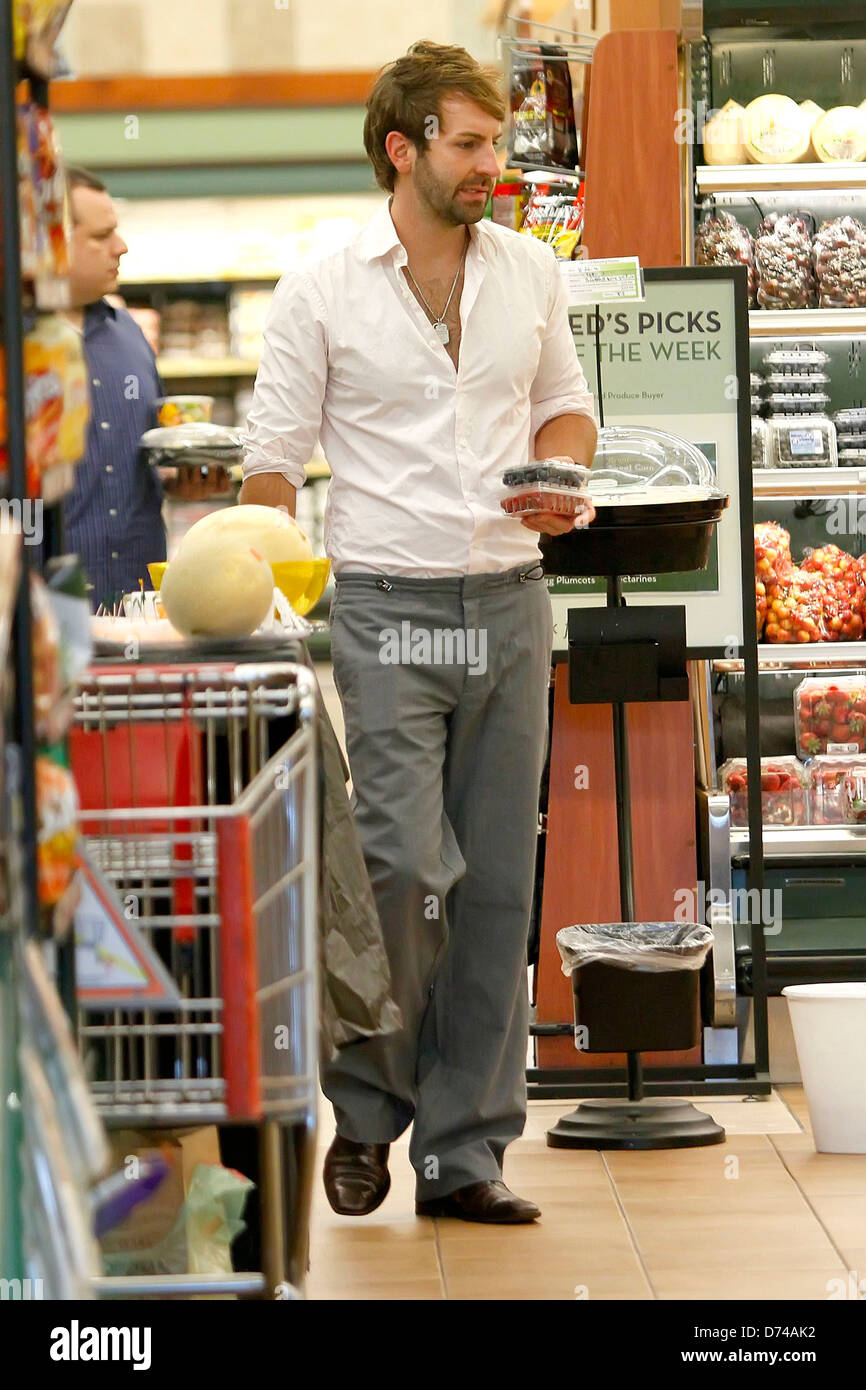 Josh Kelley shopping for groceries with his wife, after they went out ...