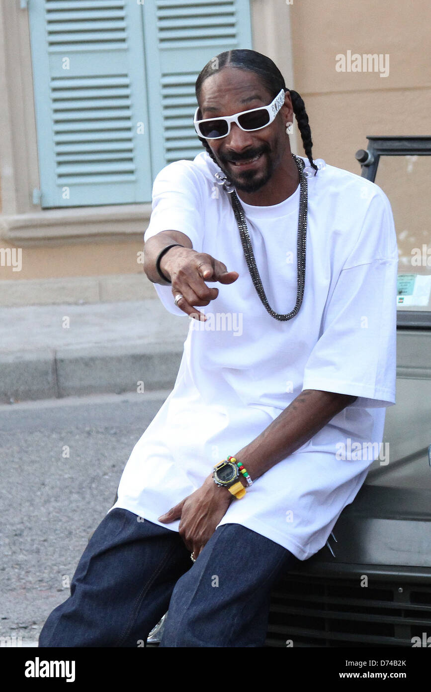 Snoop Dogg filming a video with club owner and businessman Jean-Roch ...