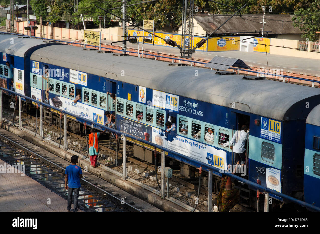 katni junction station,sleeper train,carriages,platforms,madhya pradesh ...