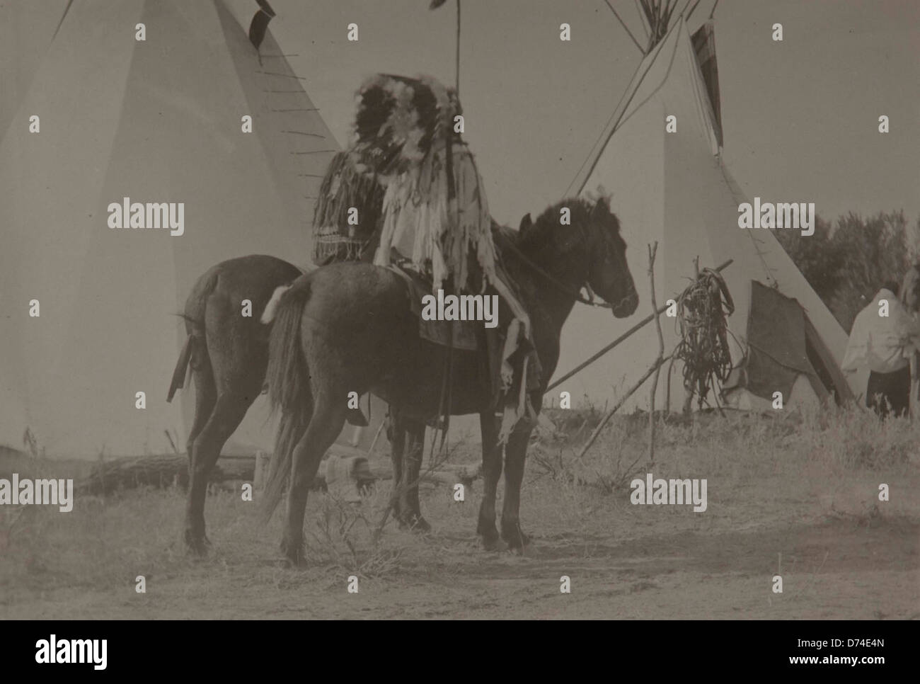 Native americans on horseback hi-res stock photography and images - Alamy