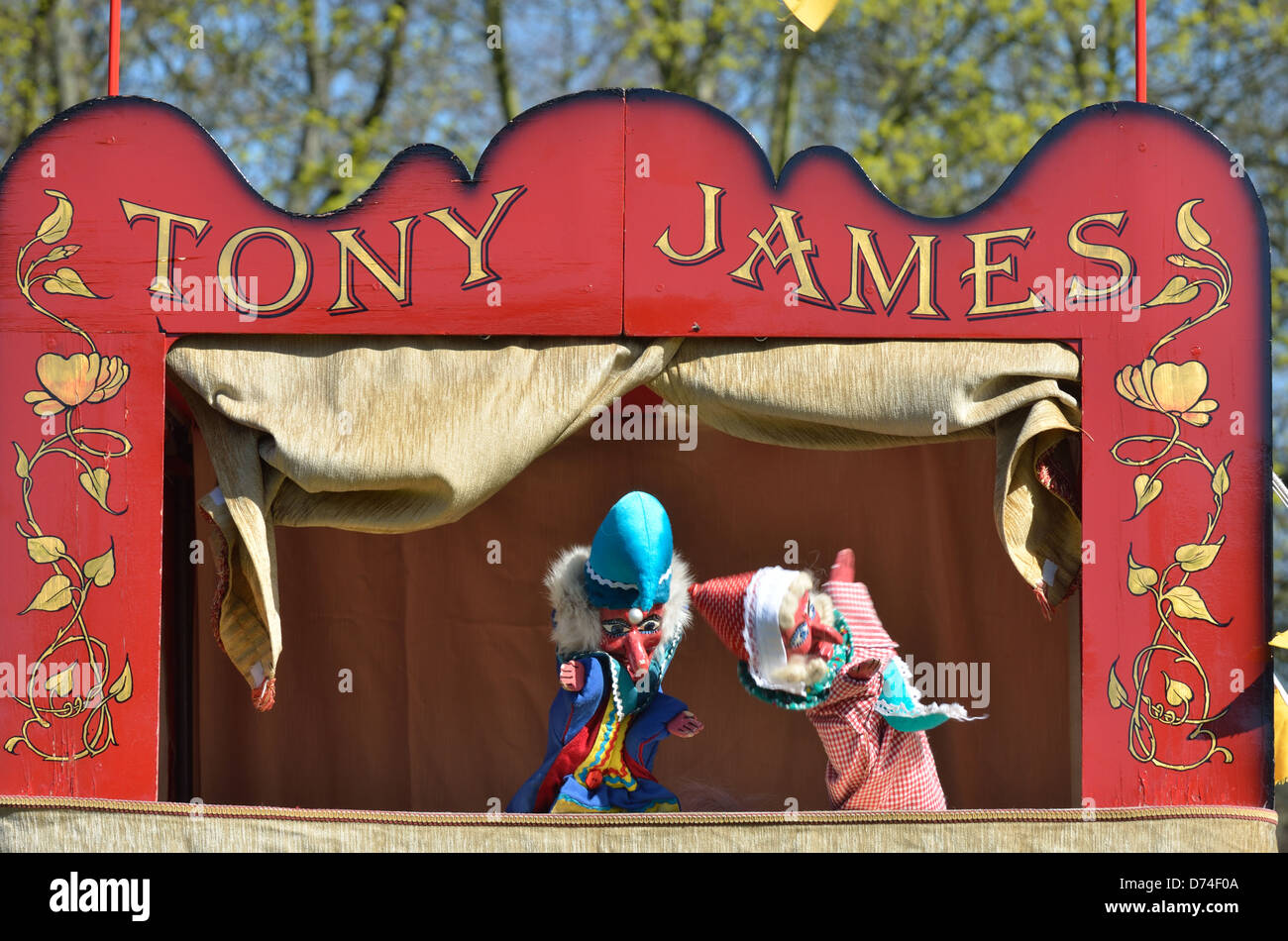Punch judy show booth puppet hi-res stock photography and images - Alamy