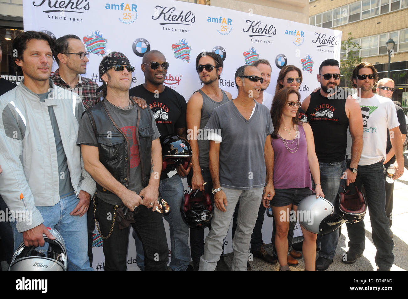 Tricia helfer and justin chatwin hi-res stock photography and images ...