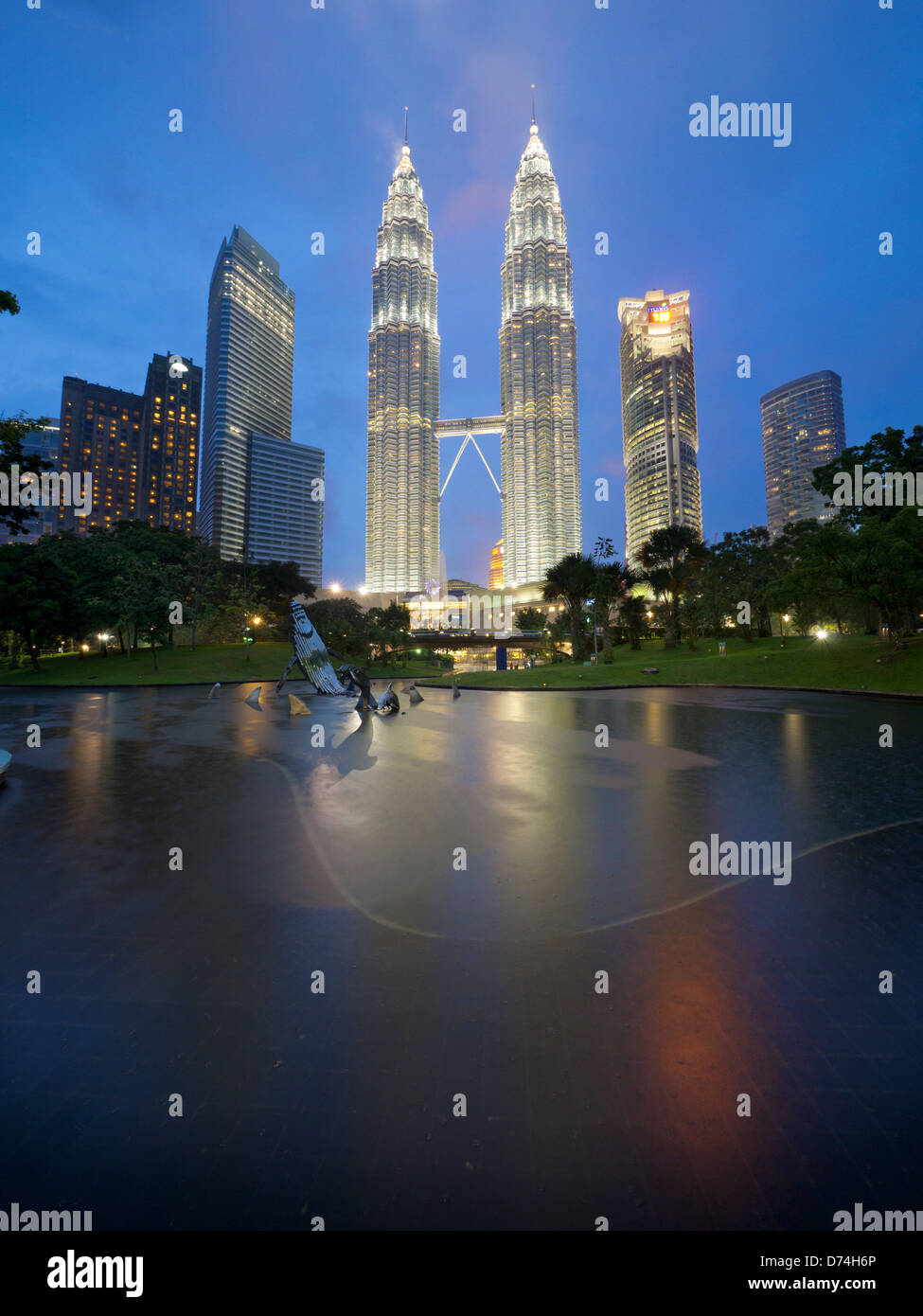 Low angle view of petronas twin towers at night hi-res stock ...