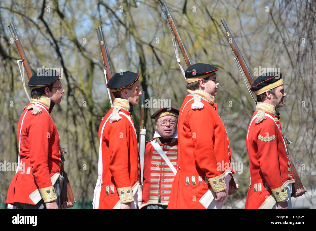 Redcoat soldiers marching in reenactment Stock Photo - Alamy