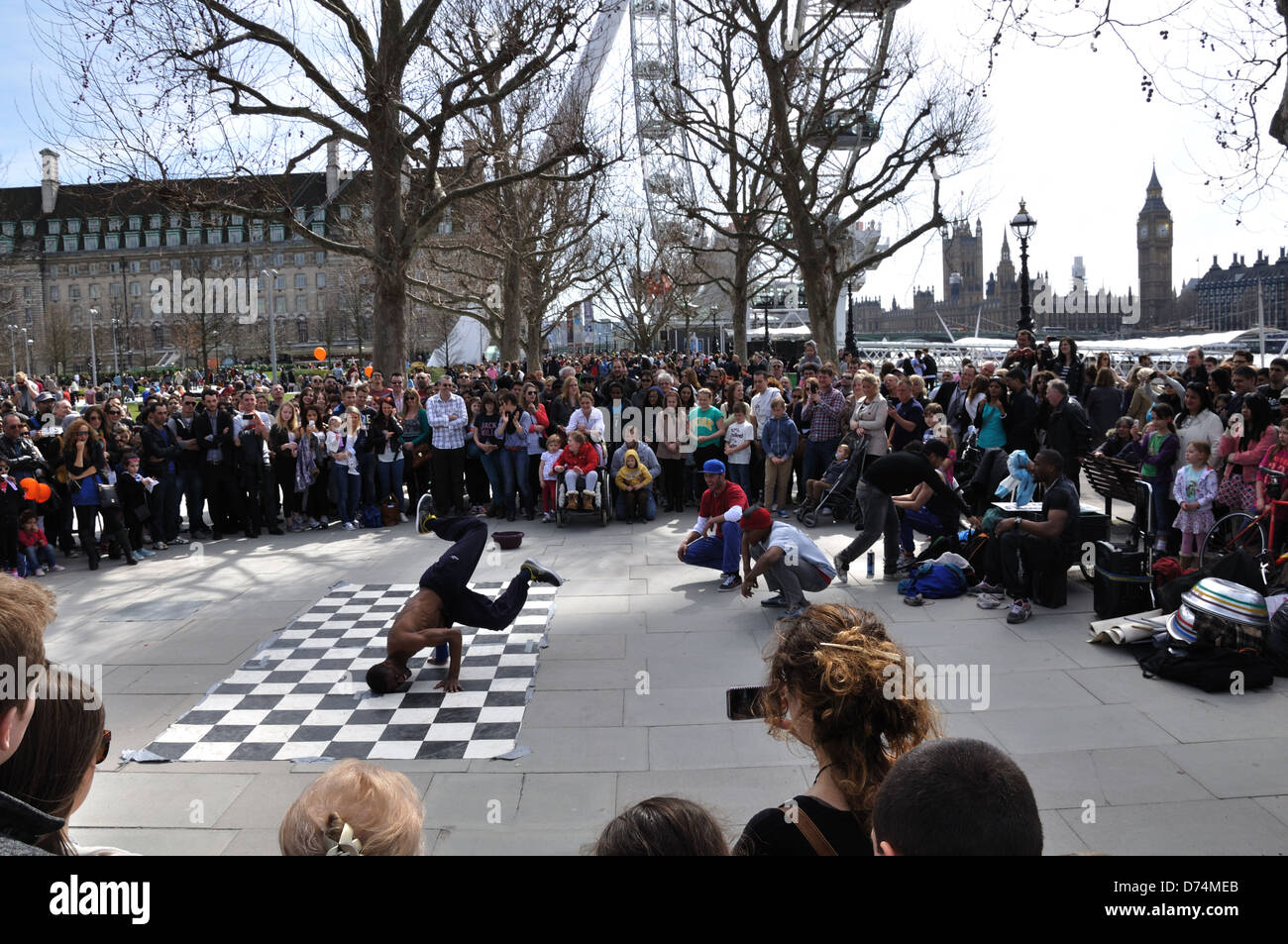 Street performers on London's Southbank Stock Photo - Alamy