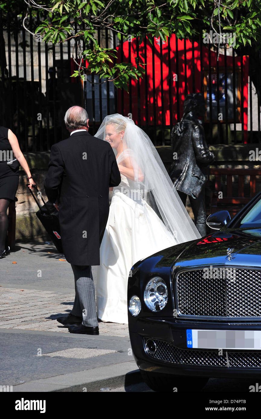 Zara Phillips arrives with her father Mark Phillips The wedding of Zara ...