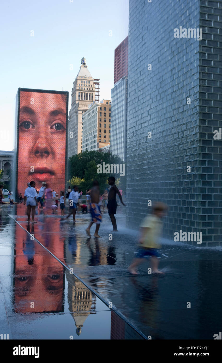 CROWN FOUNTAIN (©JUAME PLENSA 2004) MILLENNIUM PARK CHICAGO ILLINOIS ...
