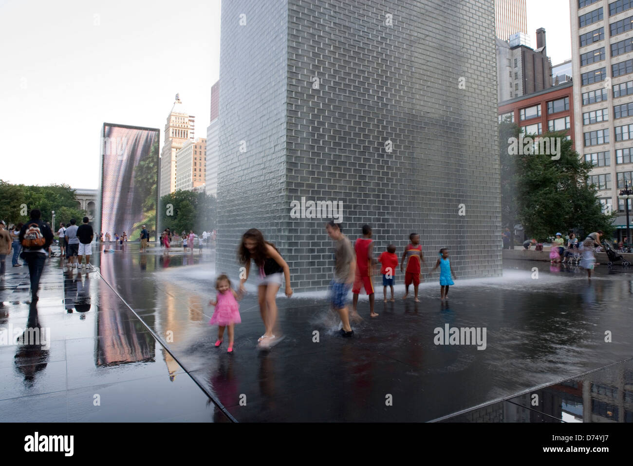 CROWN FOUNTAIN (©JUAME PLENSA 2004) MILLENNIUM PARK CHICAGO ILLINOIS ...