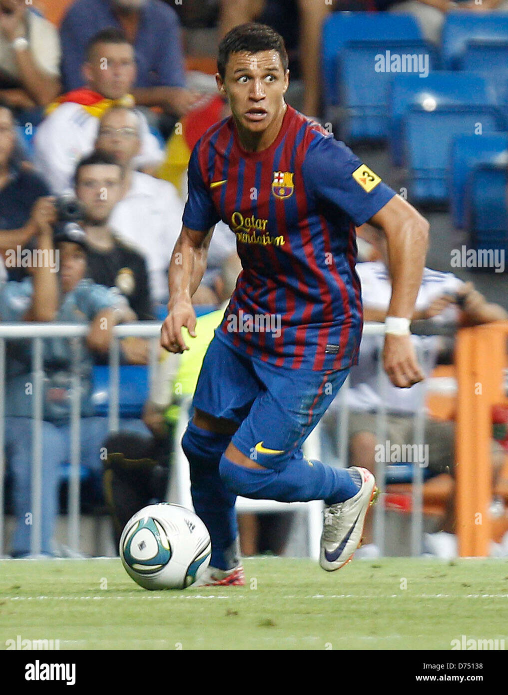 Alexis Sanchez FC Barcelona football team show off their moves in their ...