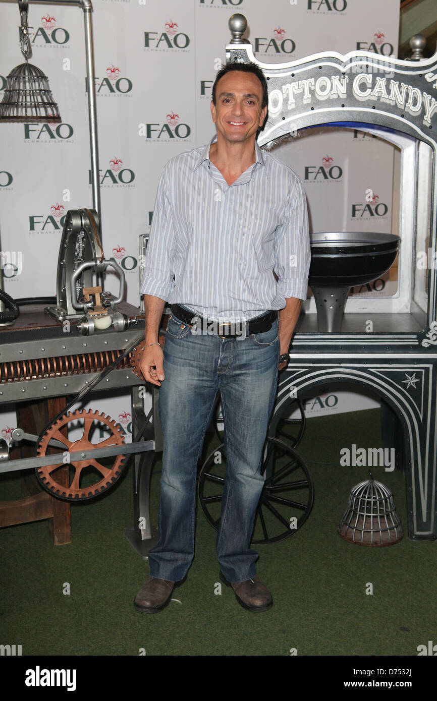 Hank Azaria from 'The Smurfs' unveils the Smurfalator at FAO Schwarz ...