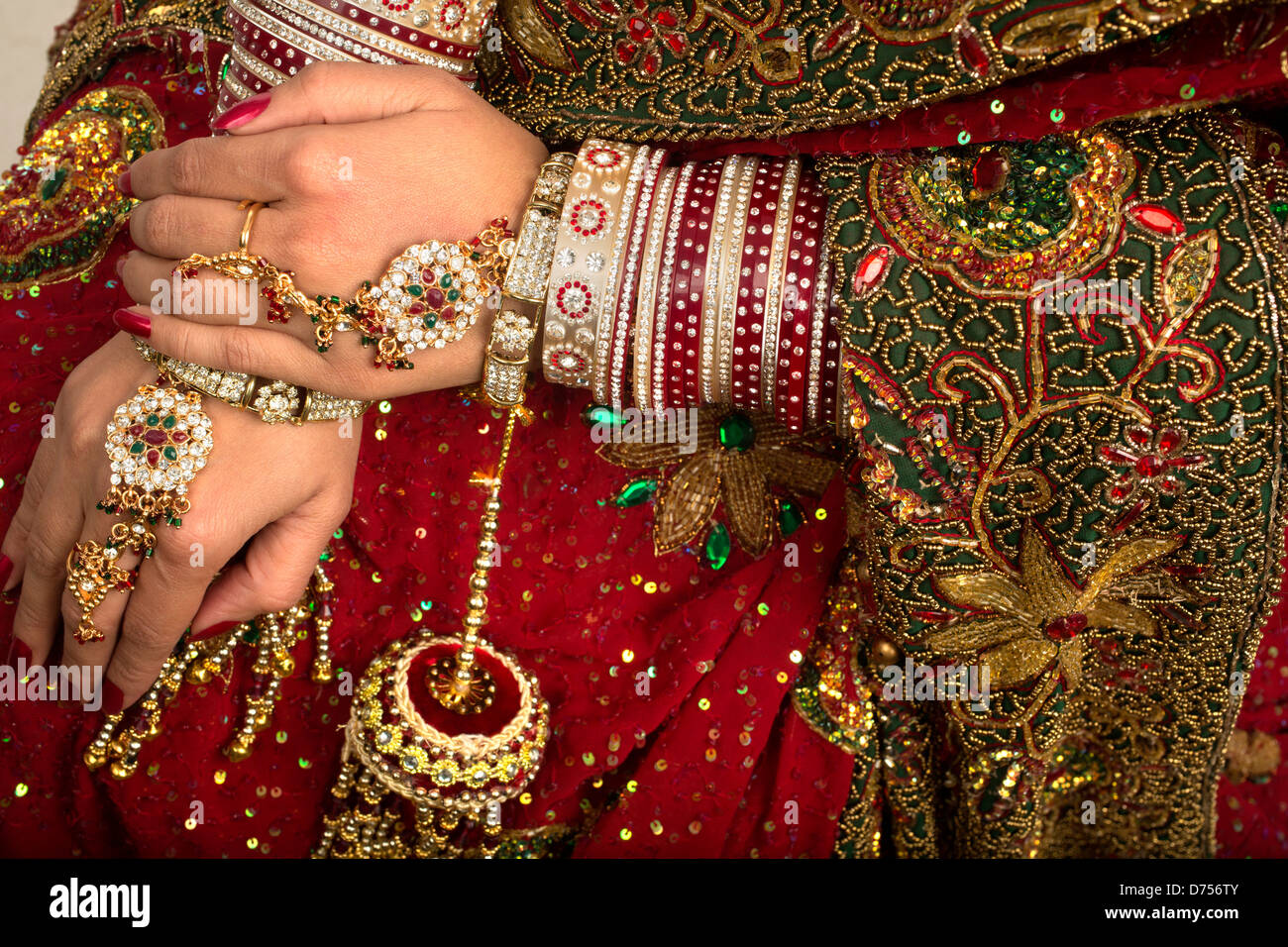Indian bride in traditional wedding dress Stock Photo - Alamy
