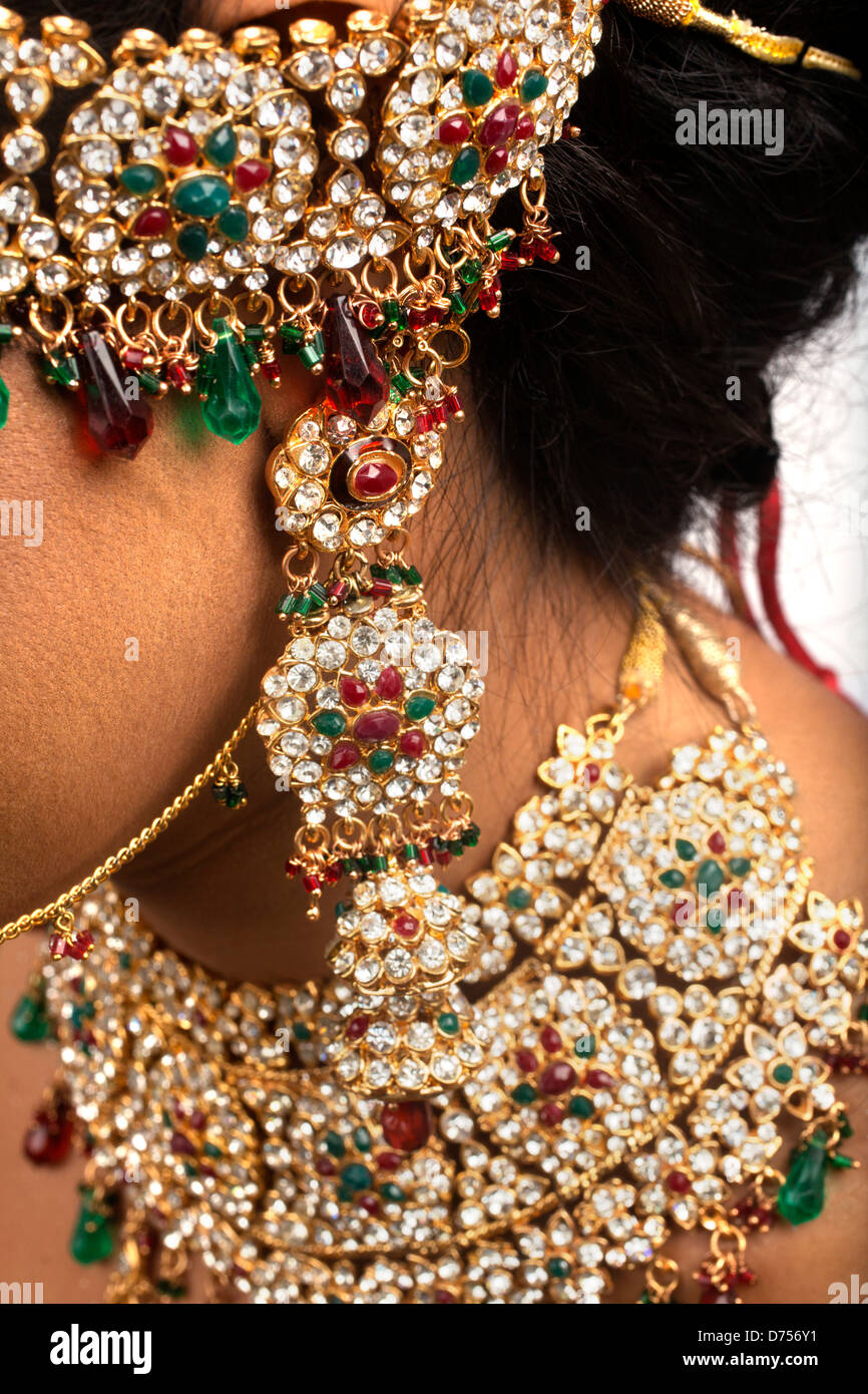 Indian bride in traditional wedding dress Stock Photo - Alamy