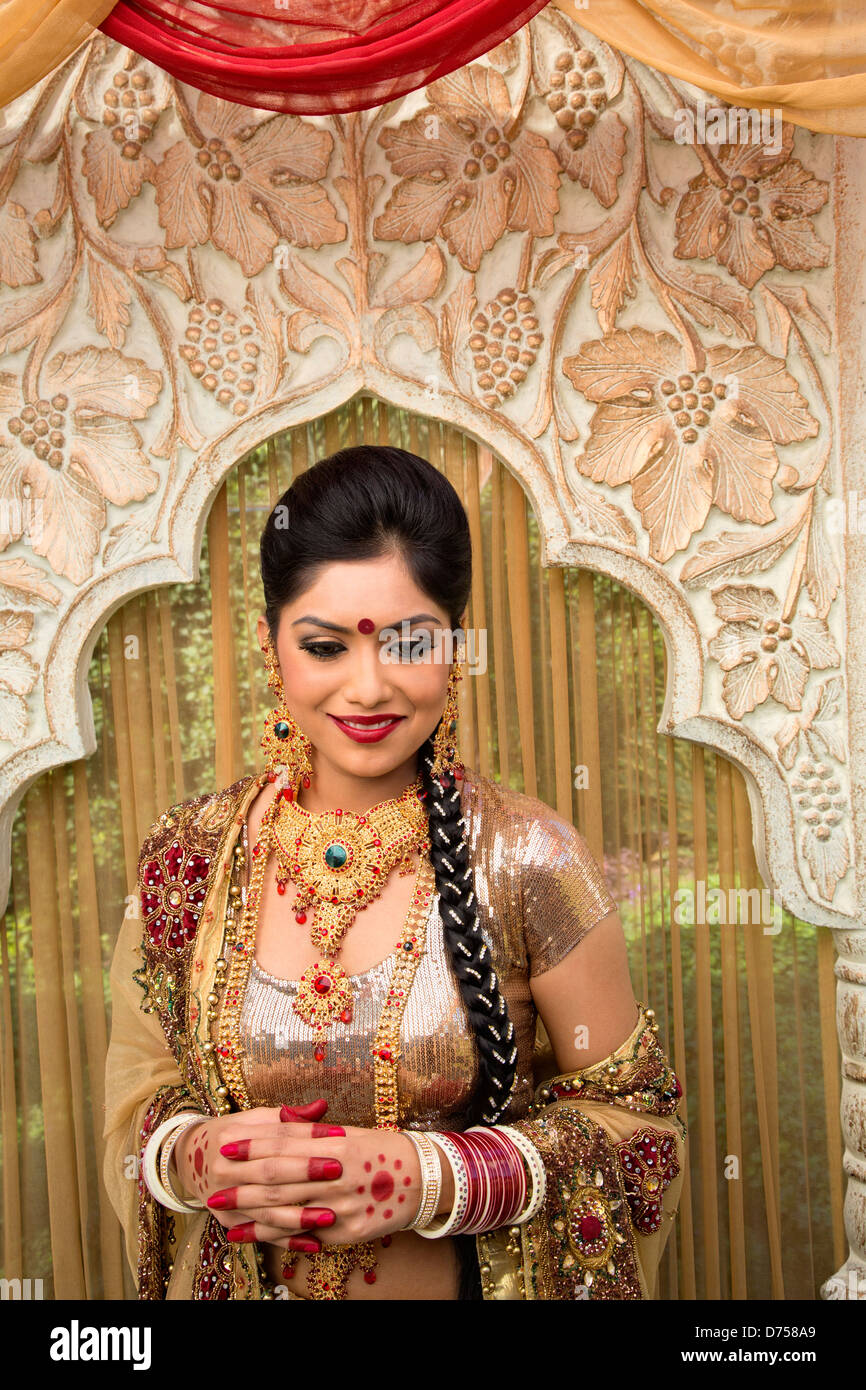Indian bride in traditional wedding dress Stock Photo - Alamy