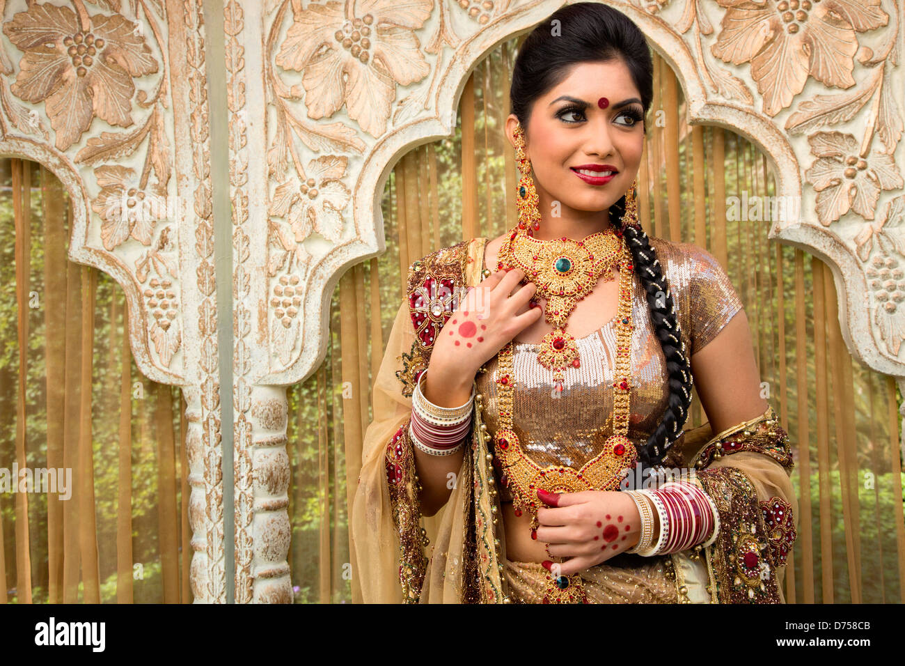 Indian bride in traditional wedding dress Stock Photo - Alamy