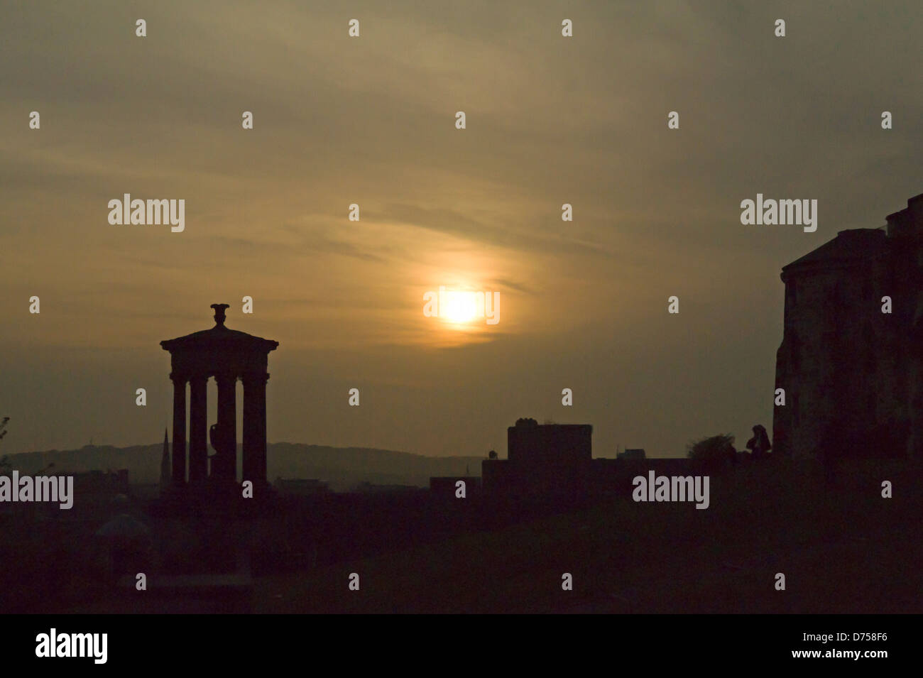 Edinburgh castle mist hi-res stock photography and images - Alamy
