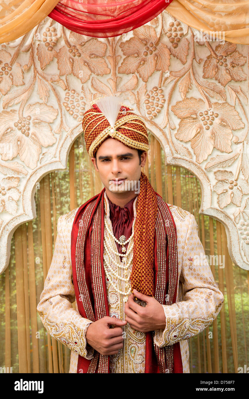Portrait of an Indian groom in traditional wedding outfit Stock Photo ...