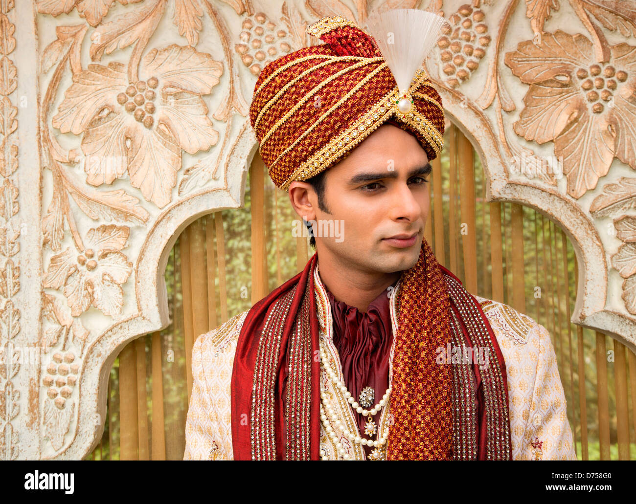 Indian groom in traditional wedding outfit Stock Photo - Alamy