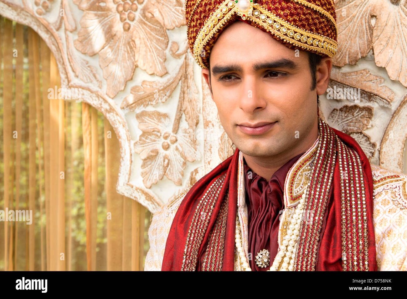 Indian groom in traditional wedding outfit Stock Photo - Alamy